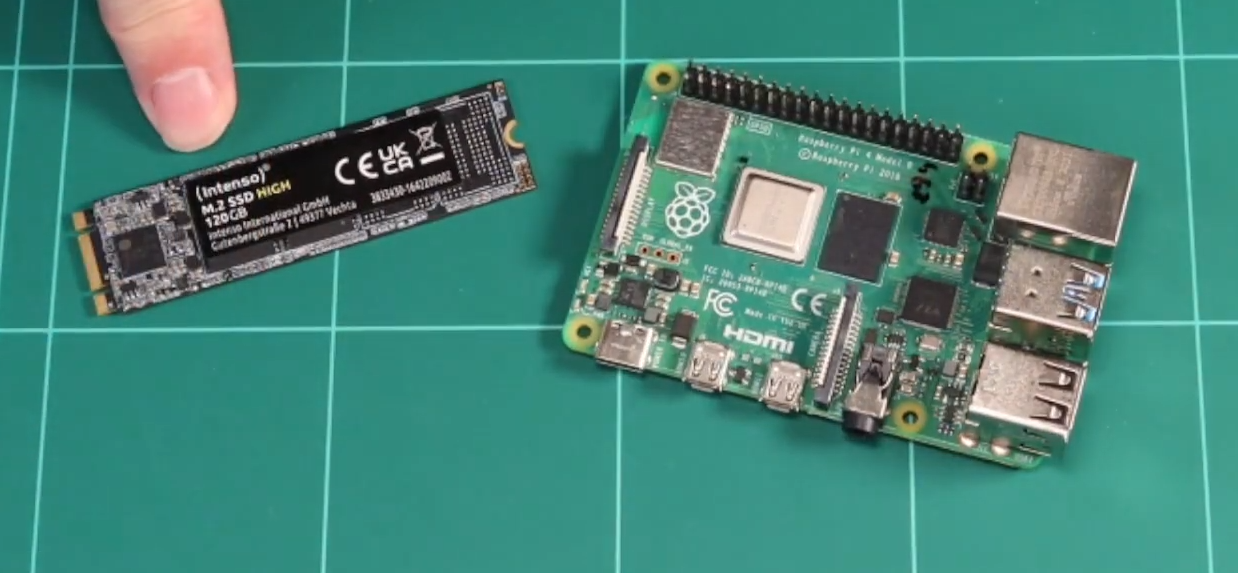 Raspberry Pi 4 kommt in ein gut durchdachtes Gehäuse und bootet von ...